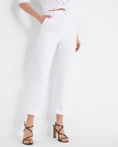 15 White Capris Outfit Ideas + Stylish Ways to Wear Them
