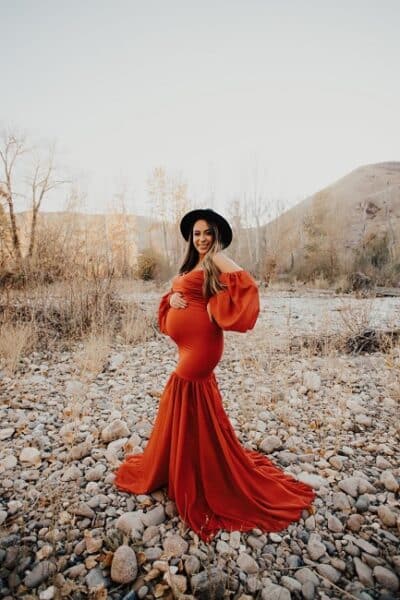 19 Best Fall Maternity Photoshoot Ideas and Dresses.