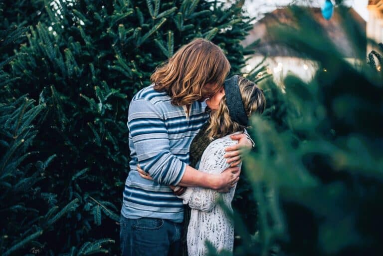 17 Cute Christmas Couple Pictures & Photoshoot Ideas!