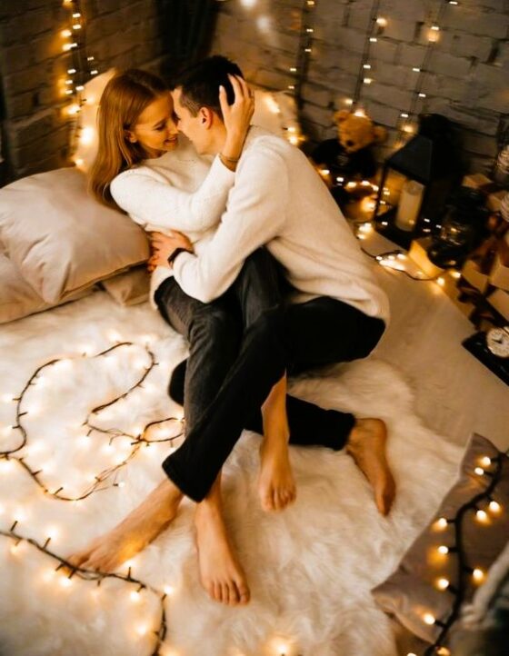 17 Cute Christmas Couple Pictures & Photoshoot Ideas!